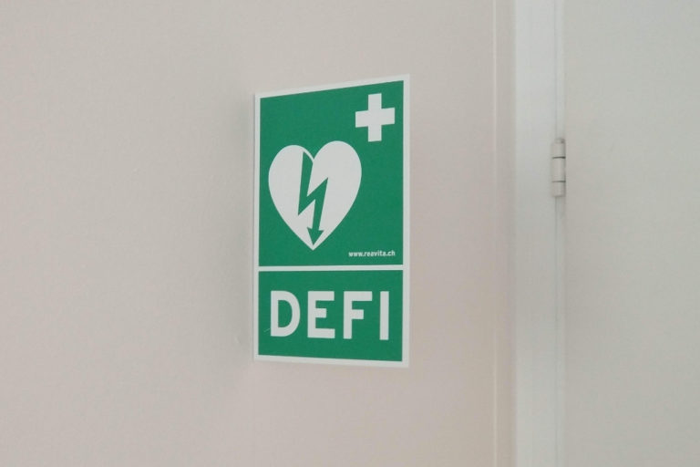 Rettungsrucksack, AED-Schild, Wandboxen und Zubehör zu Defibrillator ...